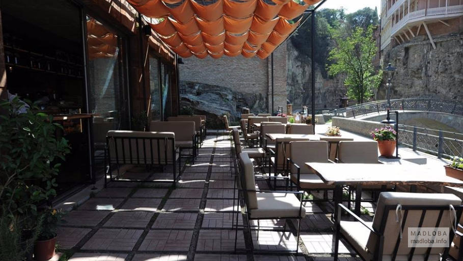 რესტორანი ლეგვი კაფე მდებარეობს თბილისში. მენიუში შედის ქართული ...