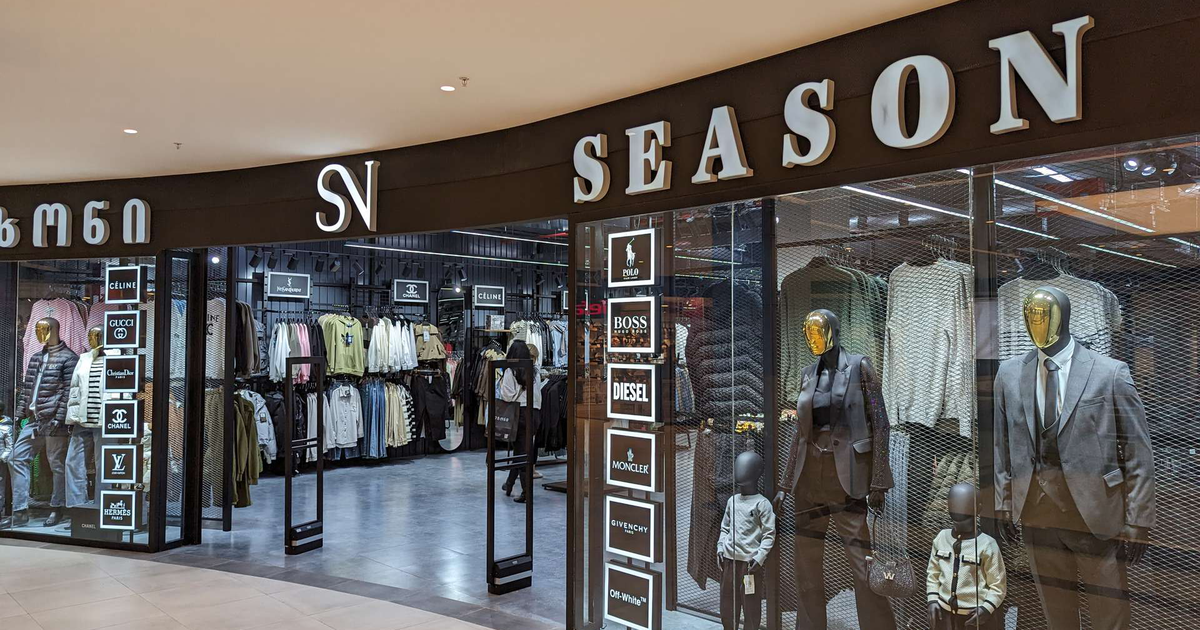 Brand clothing store "Season" in the shopping center "Grand Mall" in ...