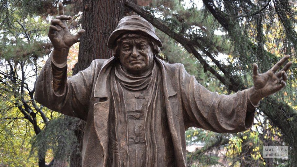 Visit the monuments of famous Georgian actors in Tbilisi - Мадлоба