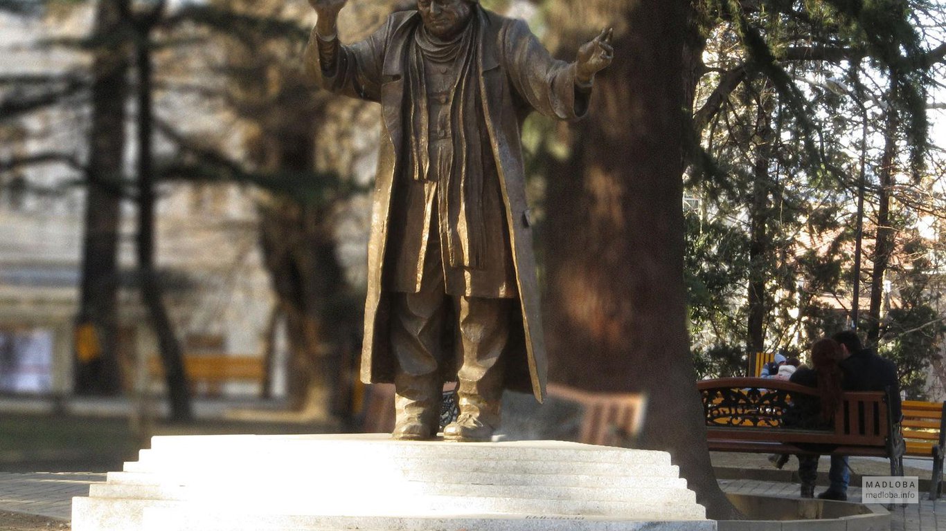 Visit the monuments of famous Georgian actors in Tbilisi - Мадлоба