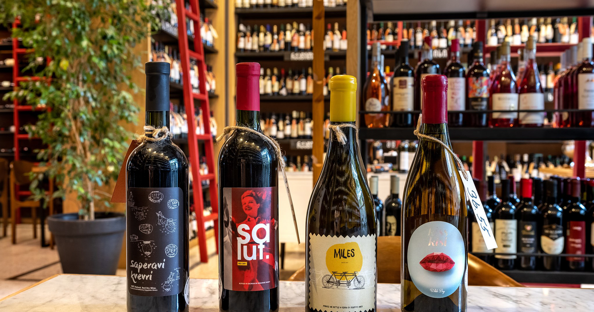 Tasting wine in the wine cellar "Degustate Wine Club" in Tbilisi at an ...