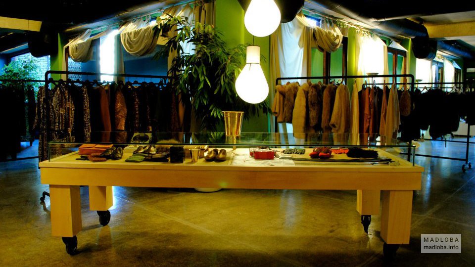 Купить сувениры в торговом центре “Grato Passage” в городе Тбилиси по ...